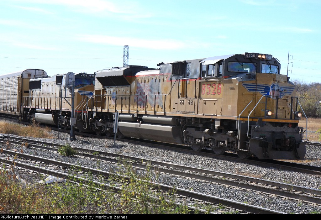 UP 8528 & the ALDTR-05 head north with a fresh crew